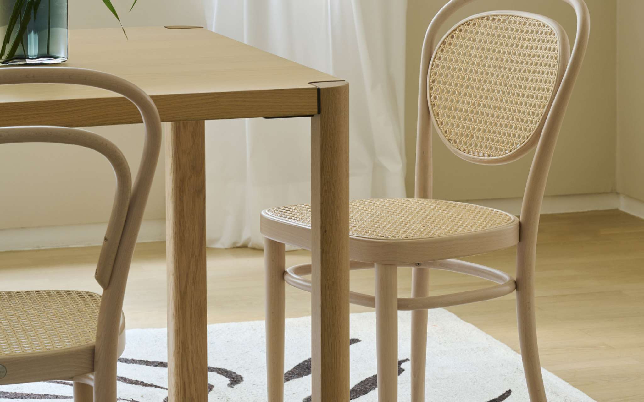 S 1123 Tisch mit Zentralfuss, quadratisch by Thonet – Anliker Home