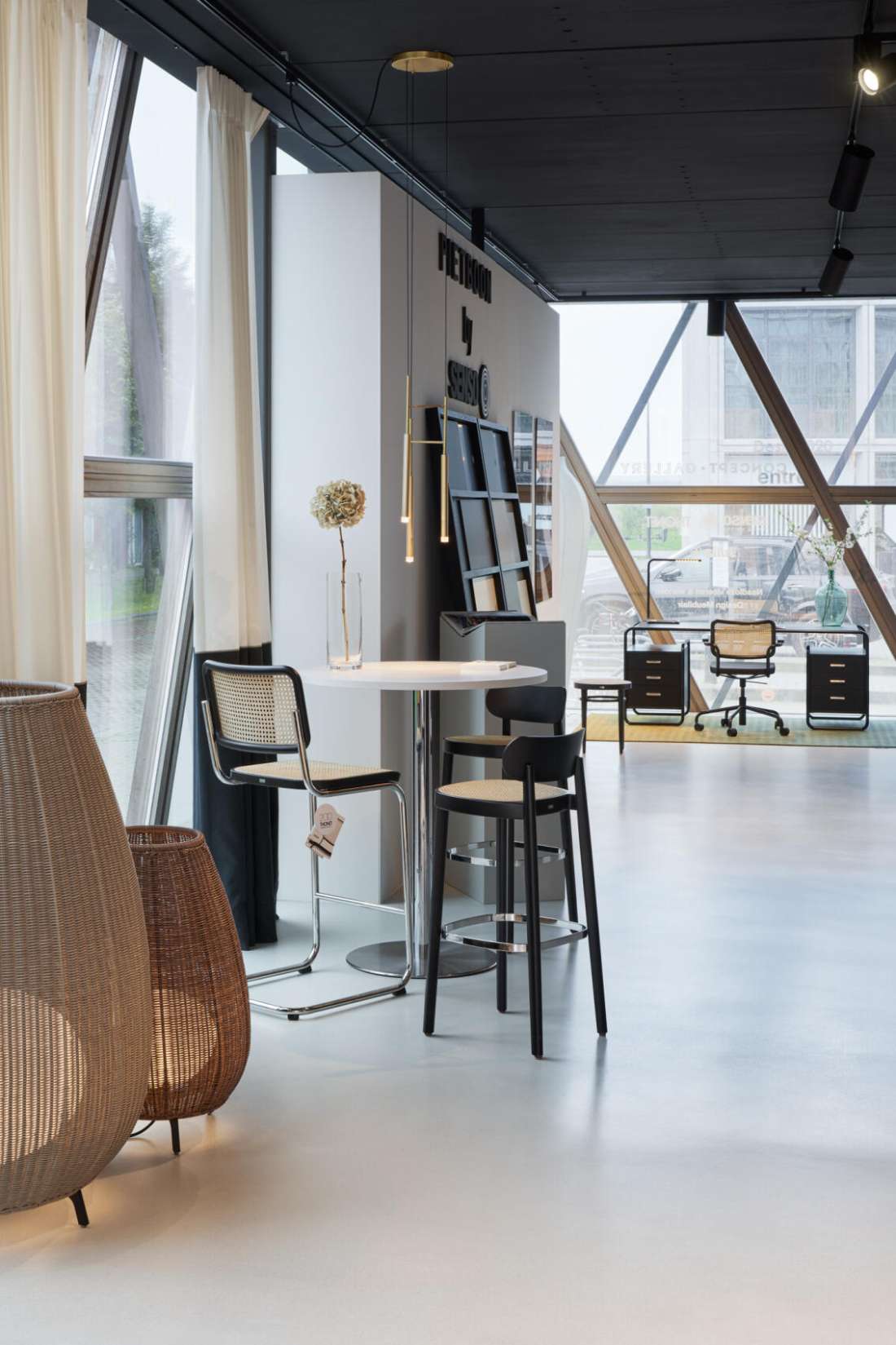 S 1125 Stehtisch mit Zentralfuss, rund by Thonet – Anliker Home